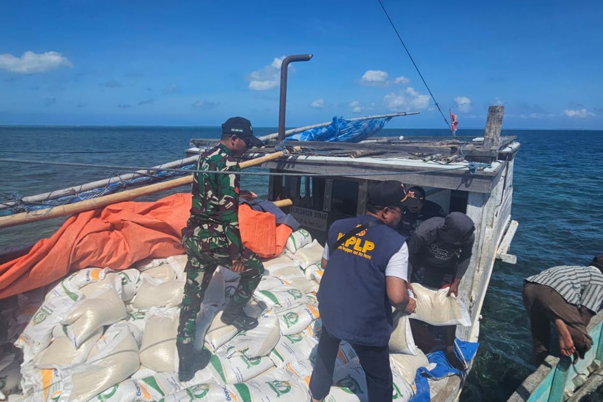 Kapal Pengangkut Beras Bantuan Karam Usai Tabrak Karang di Laut Raas ...