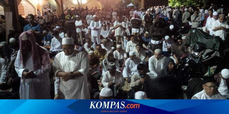 Masjid Pusdai Bandung Dipenuhi Jemaah Shalat Subuh 1212