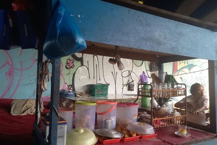 Kisah Sukarti, 40 Tahun Tinggal di Kolong Jembatan dan Jualan ...