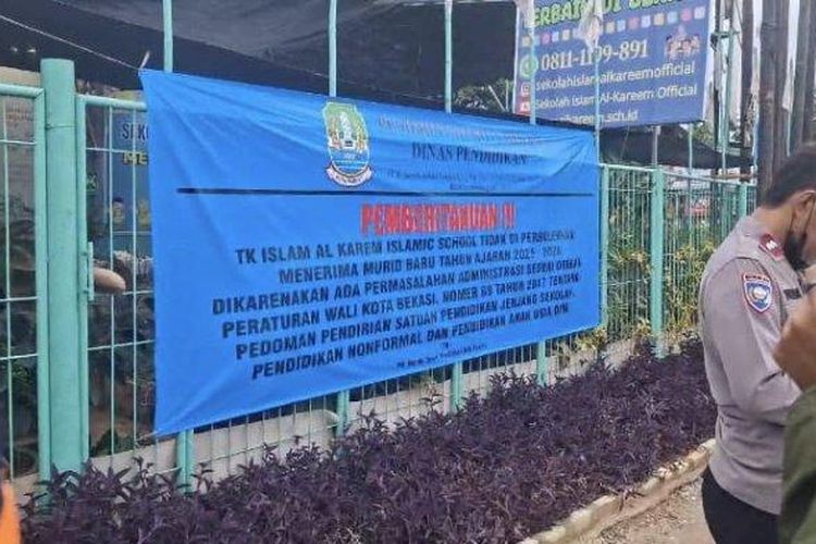 Foto : Sekolah Al Kareem Islamic School Disegel, Nasib Pelajar Masih ...