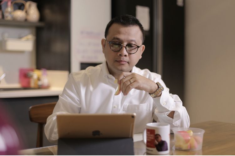 Foto : Tom MC Ifle Bongkar Ciri-ciri Crazy Rich Palsu dan Asli, Ternyata… Foto : Tom MC Ifle Bongkar Ciri-ciri Crazy Rich Palsu dan Asli, Ternyata…