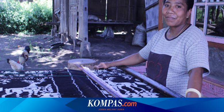 Kisah Maria Sinona, Menenun Kain hingga Sukses Kuliahkan 2 Keponakannya