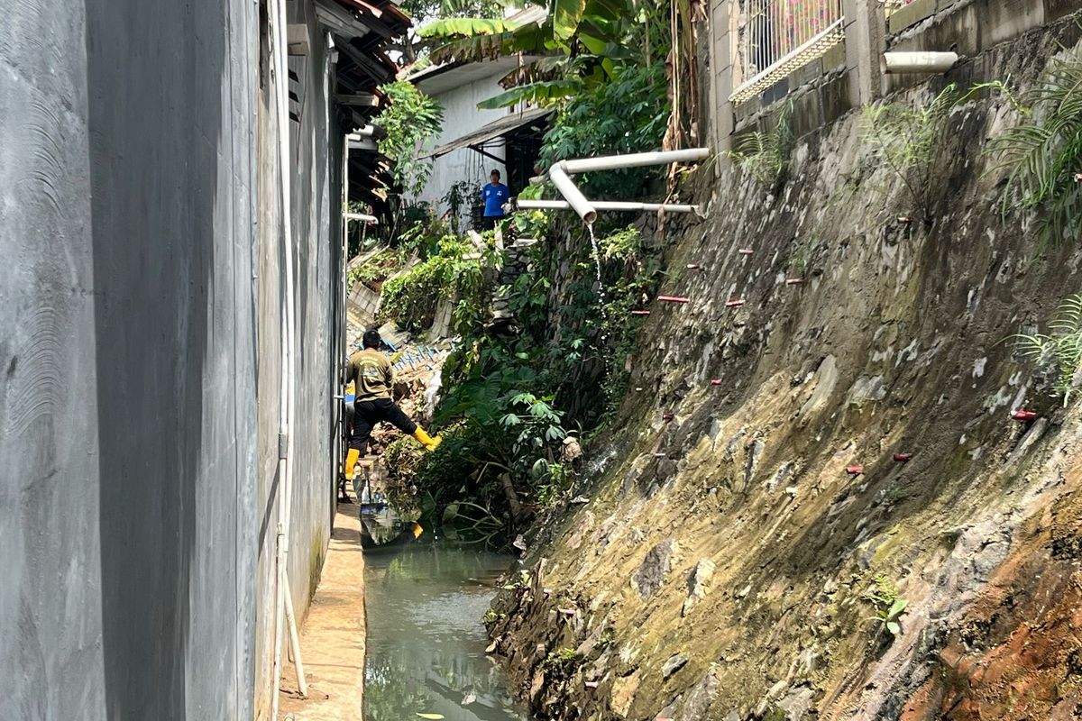 Turap Longsor Penyebab Dinding Rumah di Depok Jebol Diterjang Banjir