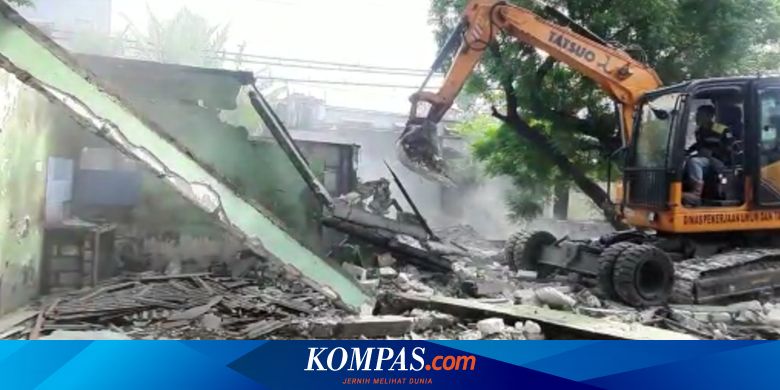 35 Stan di Pinggir Jalan Raya Manyar Gresik Kembali Dibongkar
