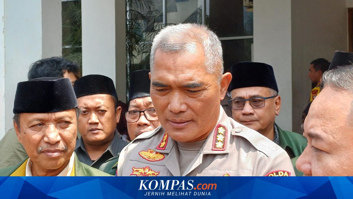 Polisi Disebut Bantu Pasang Baliho Prabowo-Gibran, Polda Metro Tegaskan ...