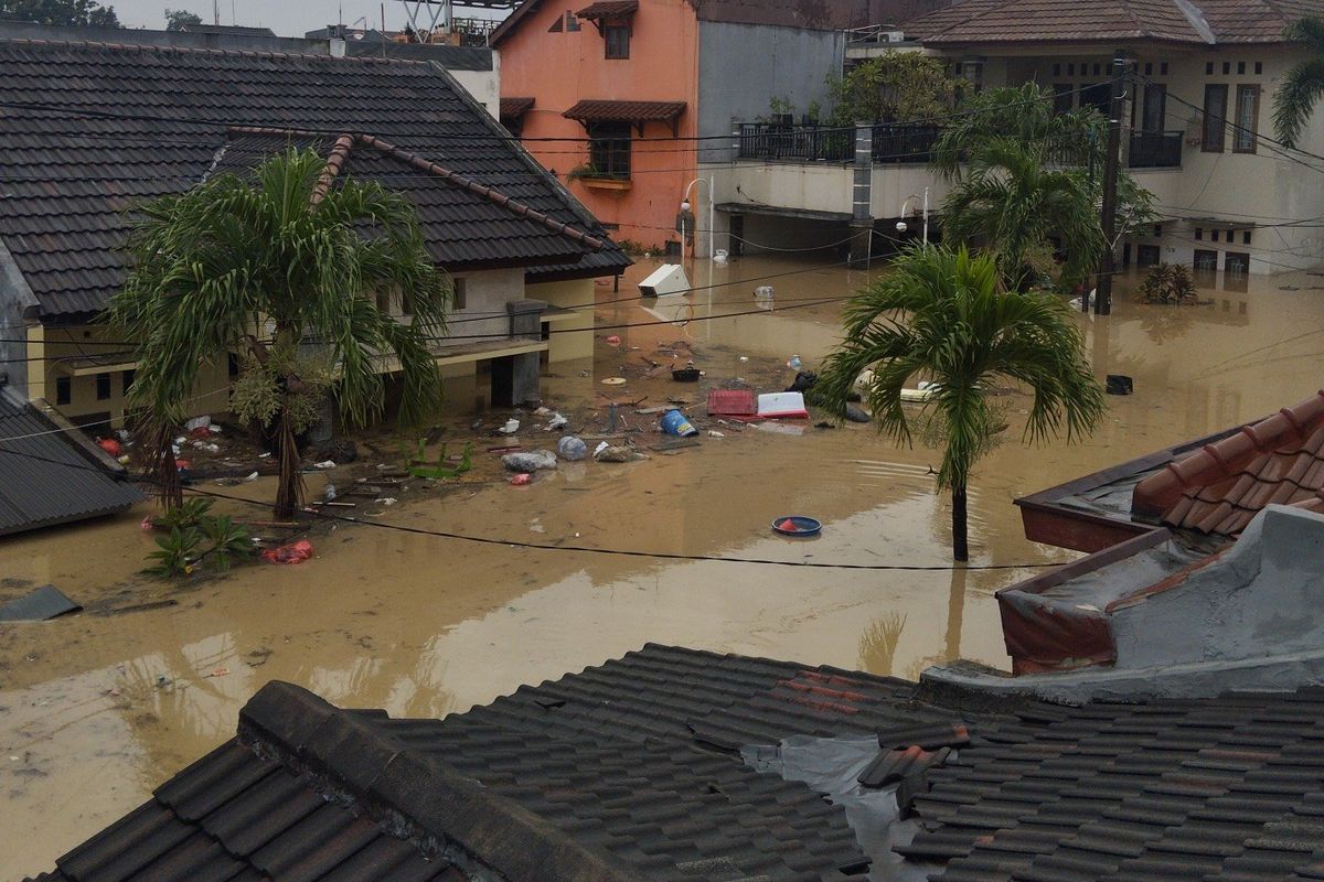 20 Titik Dilanda Banjir Bekasi, Air Capai Atap Rumah, Warga Terpaksa Mengungsi