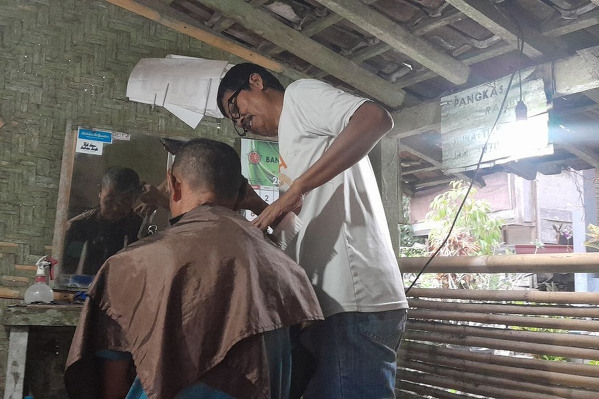 Pak Udi dan Cukur Rambut Rp 5.000 di Kulon Progo: Sedekah Tenaga untuk ...