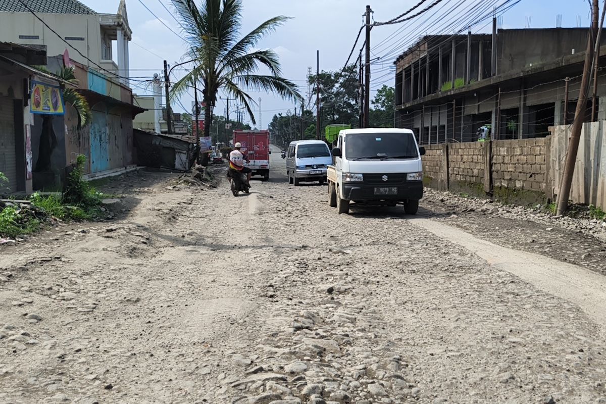 Penampakan Jalan Rusak di Parung Panjang, Banyak Lubang dan Berdebu