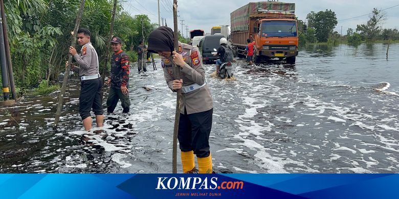 Banjir Genangi Jalan Lintas Sumatera di Pelalawan Riau, Polisi Pasang Pagar Pembatas