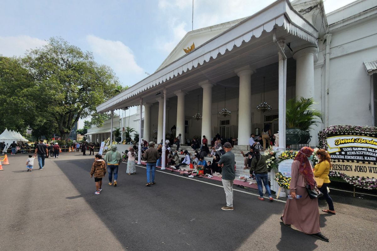 Ribuan Warga Datangi Gedung Pakuan untuk Bertakziah Jelang Kedatangan ... Ribuan Warga Datangi Gedung Pakuan untuk Bertakziah Jelang Kedatangan ...