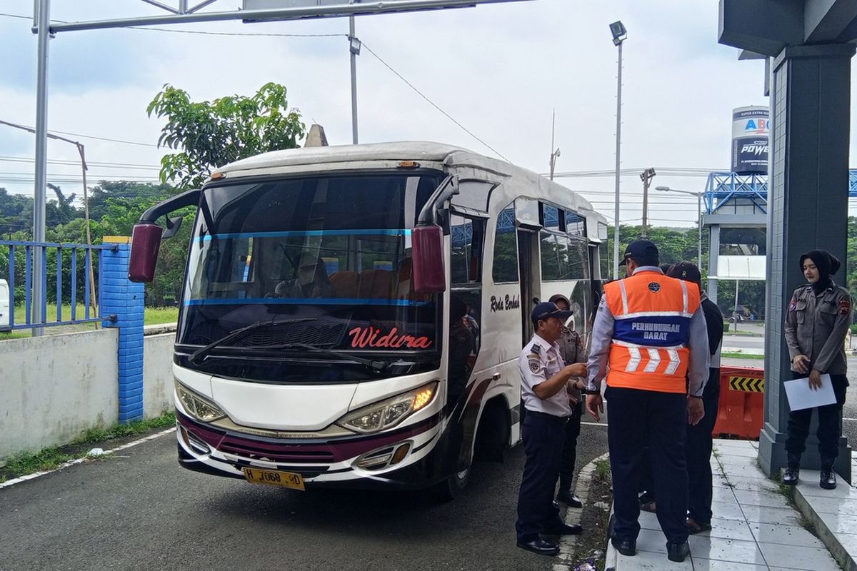 Operasi Gabungan Jelang Arus Mudik di Terminal Semarang, Polisi Temukan Bus Langgar Aturan