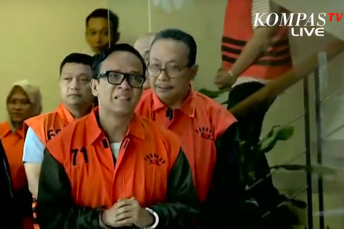 Momen Wamenaker Noel Menangis dengan Tangan Terborgol di KPK