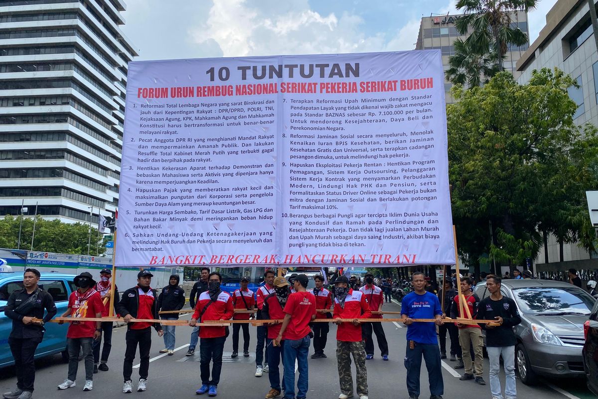 Demo Buruh di Patung Kuda, Lalu Lintas Medan Merdeka Selatan Ditutup