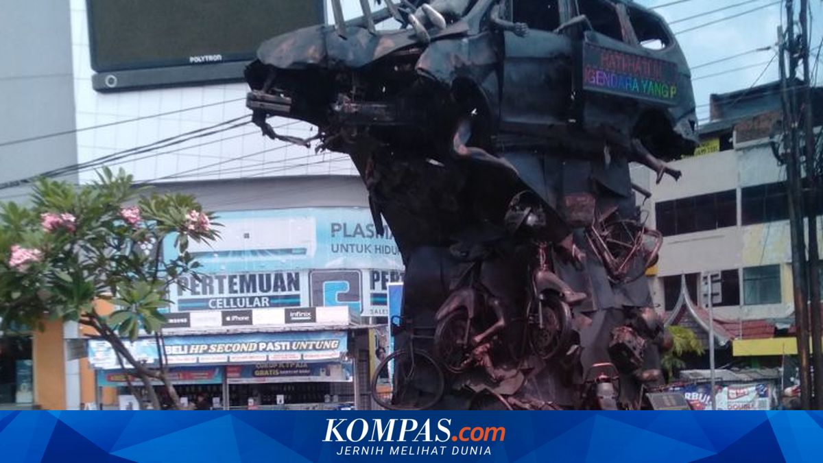 Bangkai Mobil Bekas Kecelakaan Jadi Monumen di Pintu KA Karawang