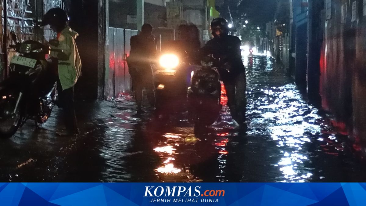 Jalan Kebon Gedang Bandung Terendam Banjir, Sejumlah Motor Mogok