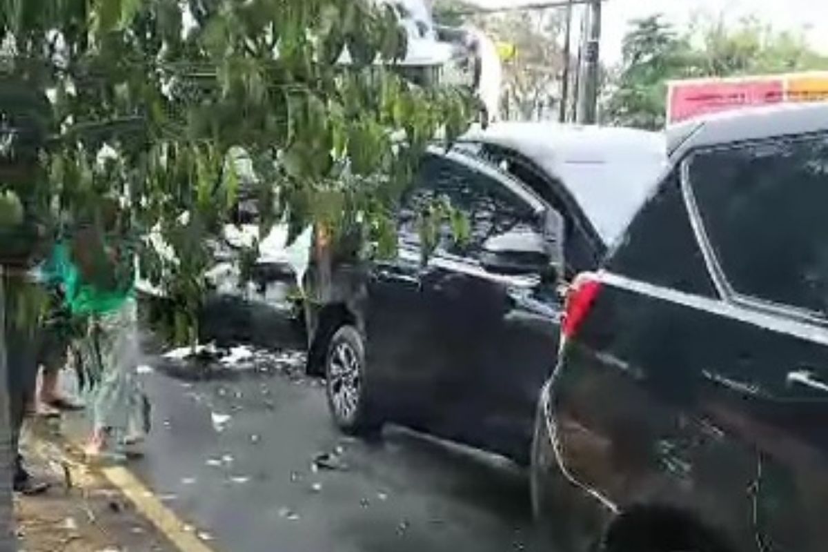 8 Kendaraan Terlibat Kecelakaan Beruntun di Bantul, Awalnya Bus Tabrak Innova