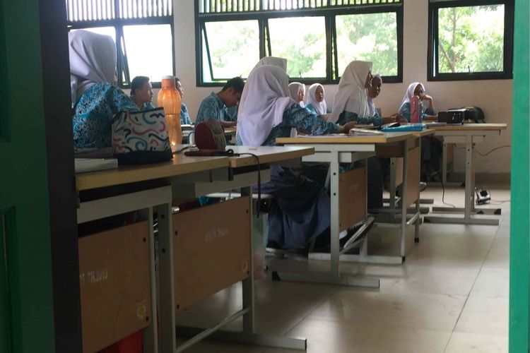 Ini Penampakan Kursi dan Meja "Reyot" di SMAN 75 Tipar Cakung