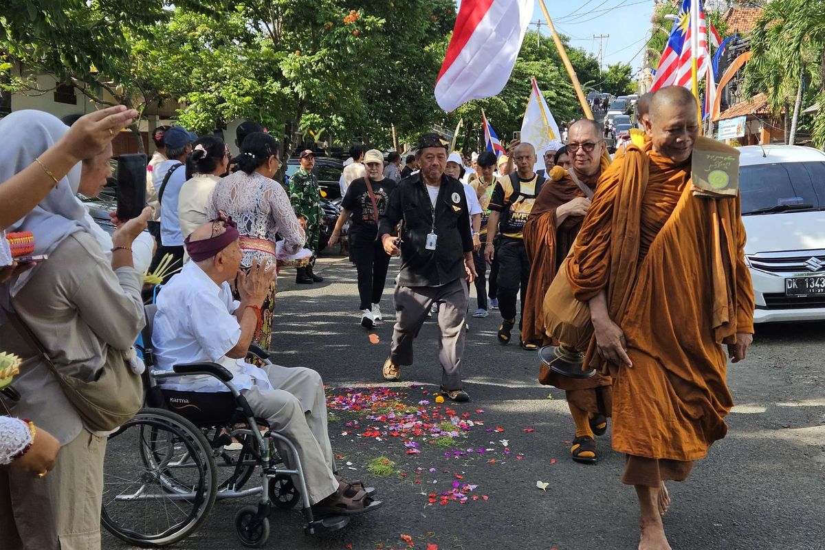 Tabur Bunga Warnai Pelepasan 50 Biksu yang Jalan Kaki dari Bali Menuju ...