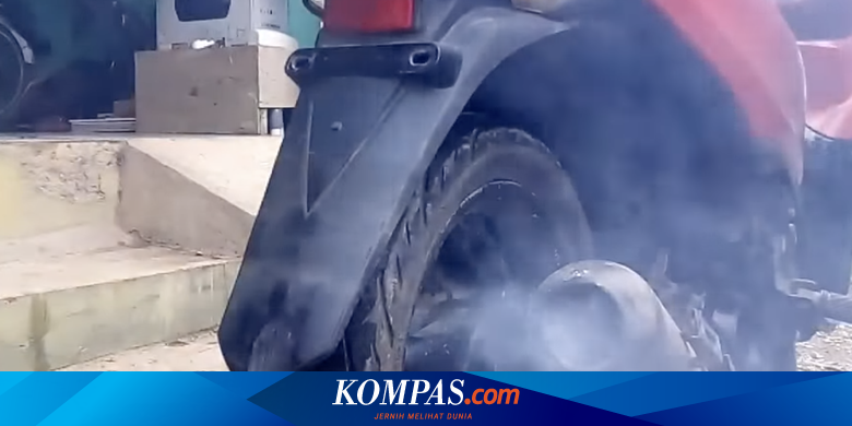 Kenali Penyebab Knalpot Motor Mengeluarkan Asap