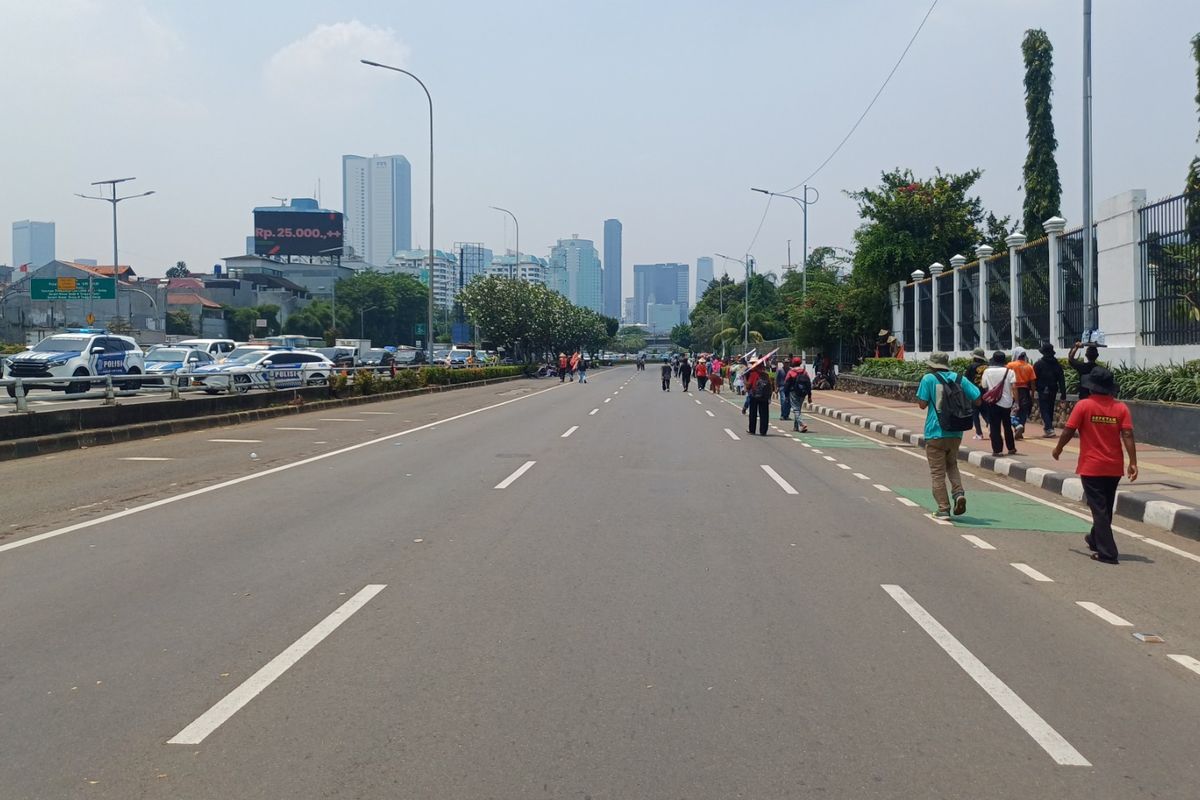 Ada Demo Hari Tani Nasional, Jalan Gatot Subroto Arah DPR Ditutup
