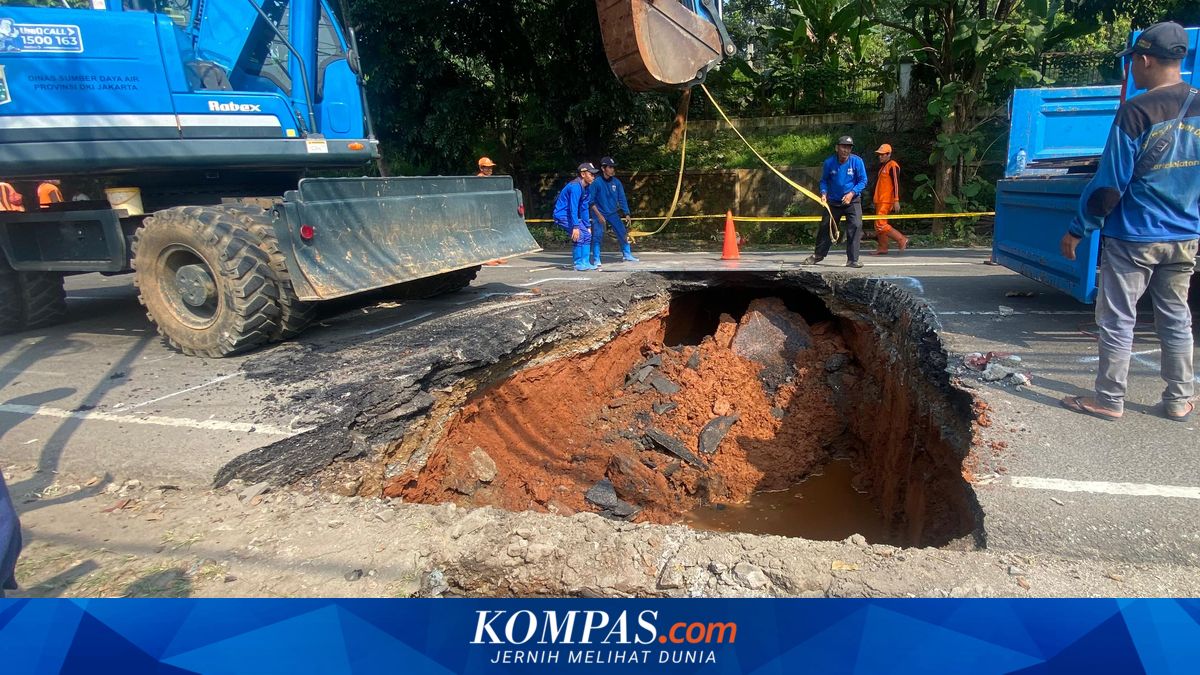Jalan Ambles di Lenteng Agung Jaksel Bikin Lalin Macet, Cuma Bisa Satu ...
