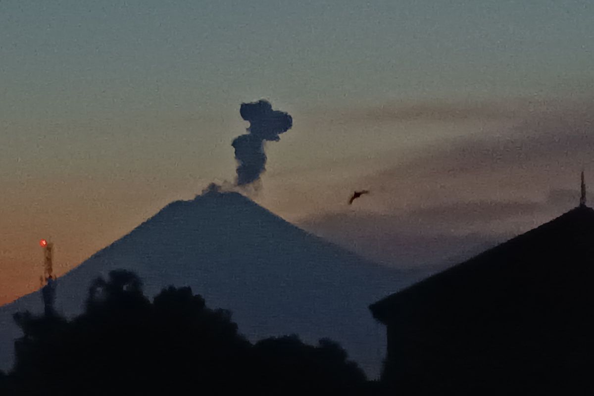 Gunung Semeru Meletus Jumat Sore Semburkan Kolom Abu Setinggi 900 Meter