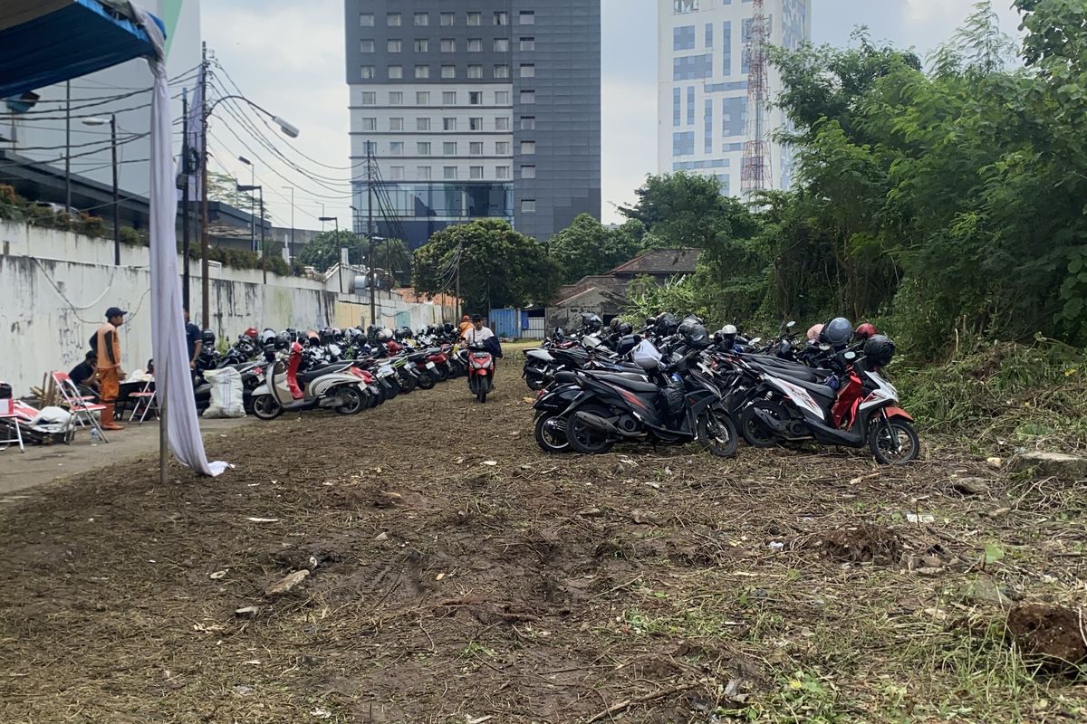 Parkir Liar di Samping MRT Lebak Bulus Ditertibkan, Motor Dipindah ke ...