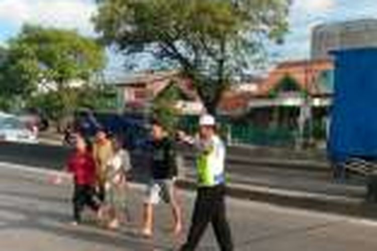Selama Ramadhan Ini, Polisi Demak Pakai Peci dan Kerudung