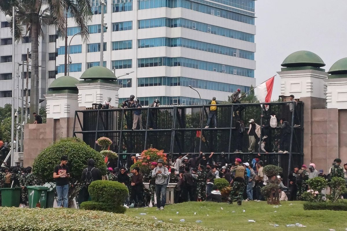 Massa Demo Masuk Kompleks Parlemen, Gerbang DPR Bolong