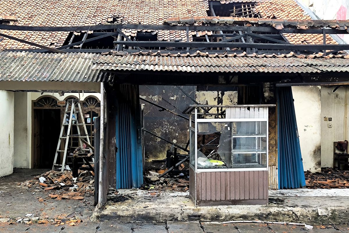 Diduga Korsleting, Warung Ayam Bakar di Tangerang Terbakar