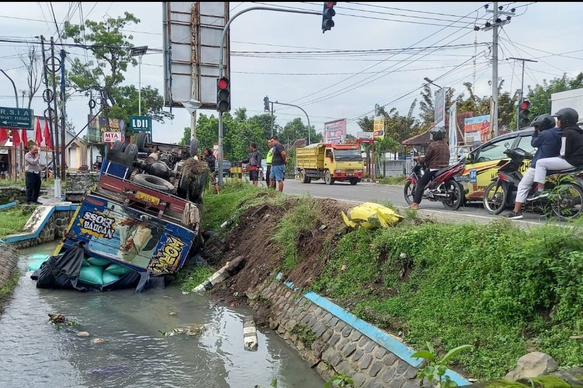 Hindari Pengendara Motor yang Ugal-ugalan, Truk Bermuatan Gabah Terguling Ke Sungai