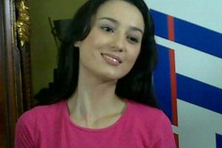 Julie Estelle Ello