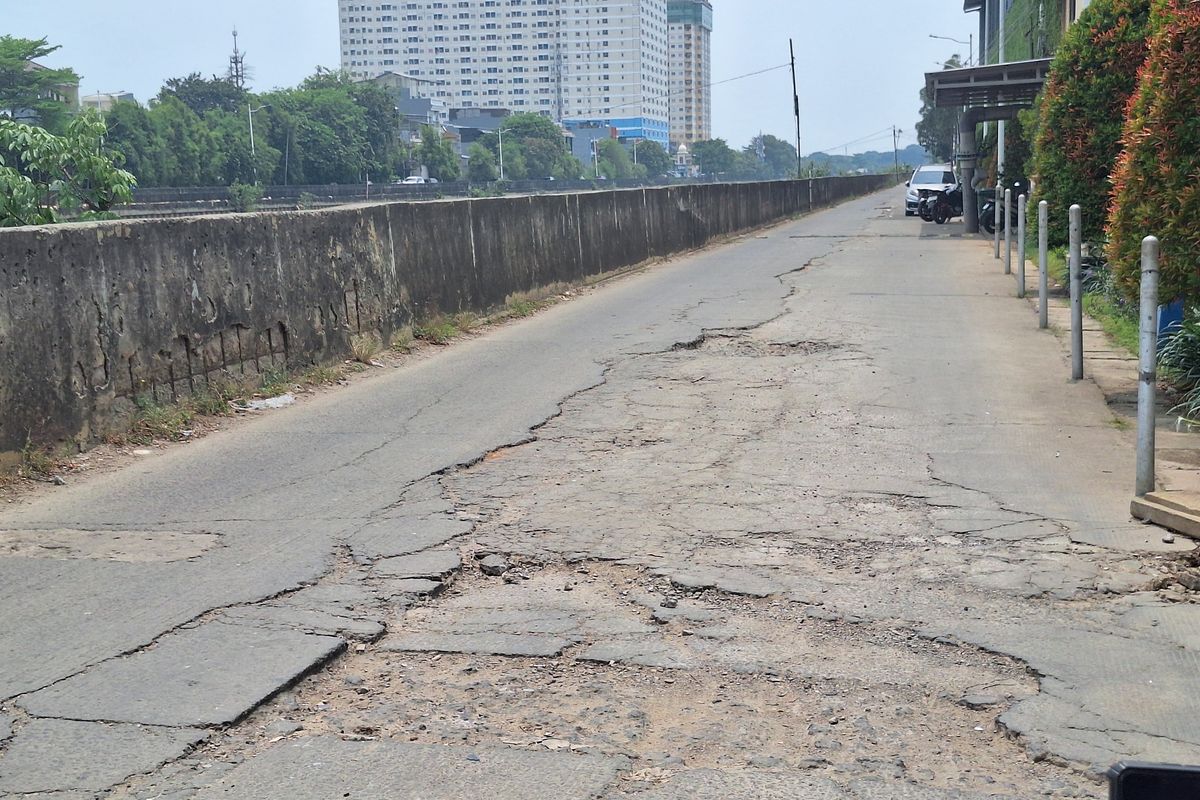 Jalan di Teluk Gong Jakut Rusak Parah dan Retak