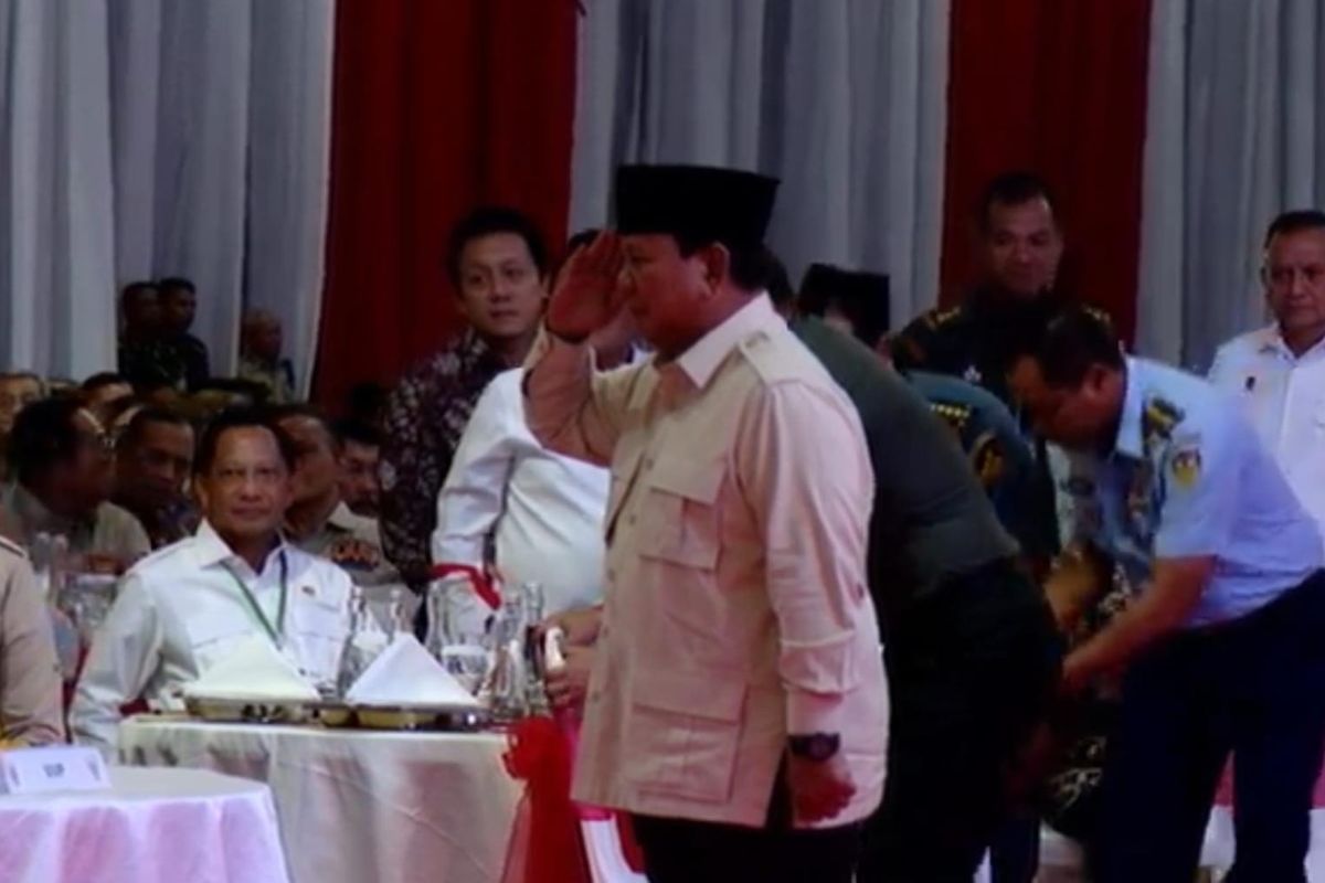 Hormat Prabowo untuk Try Sutrisno Sebelum Berpidato di Halal Bihalal Purnawirawan TNI