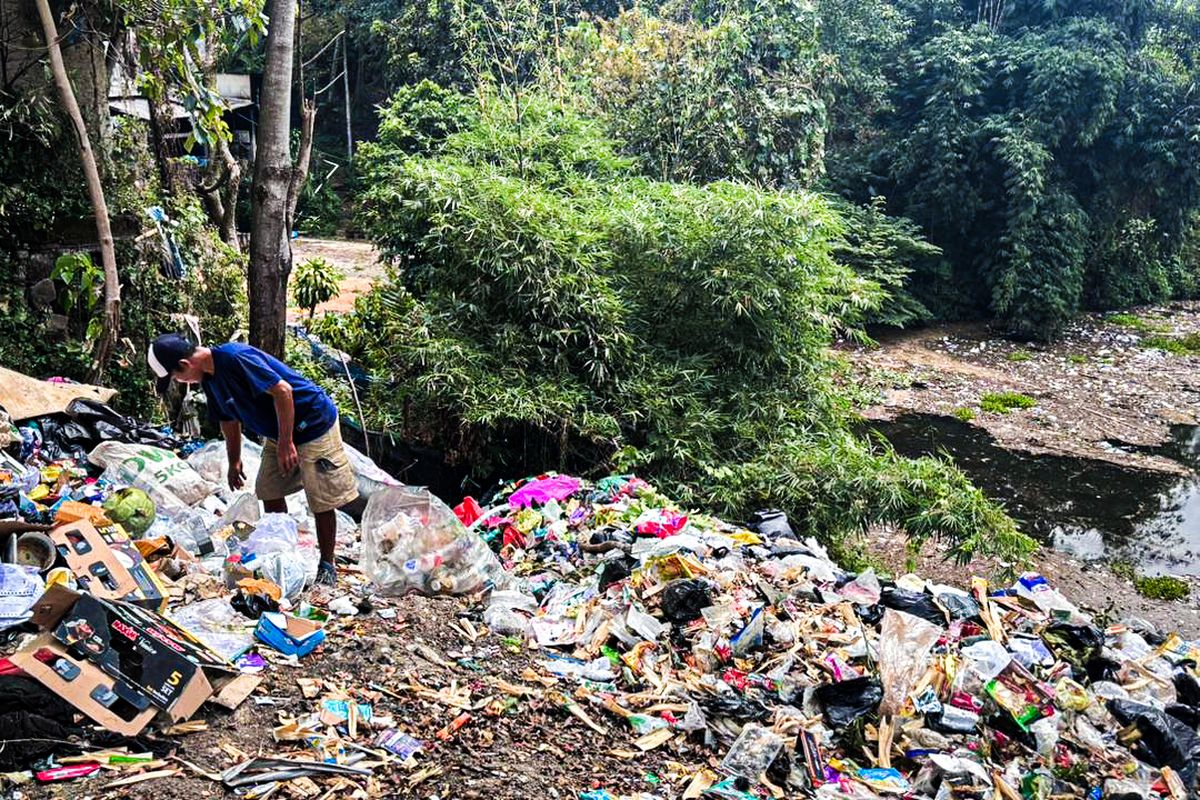 Tak Punya TPS, Gunungan Sampah di Cililin Tumpah ke Waduk Saguling