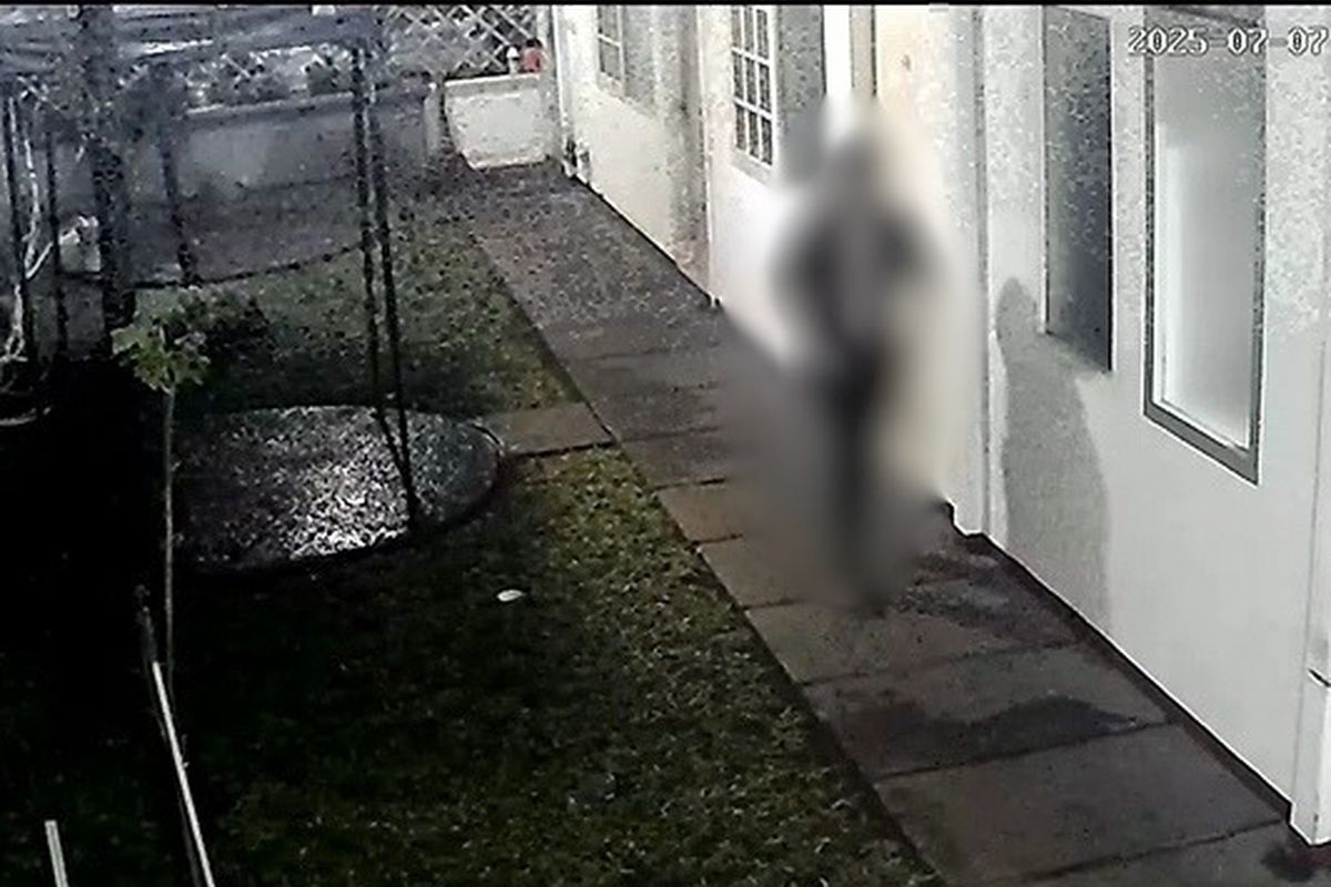 Begini Detik-detik Terakhir Diplomat Kemlu dalam Rekaman CCTV Sebelum Tewas di Kamar Kos