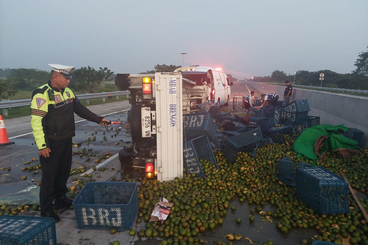 Mengantuk, Truk Muatan Jeruk Terlibat Kecelakaan Beruntun di Tol Gempol-Pasuruan