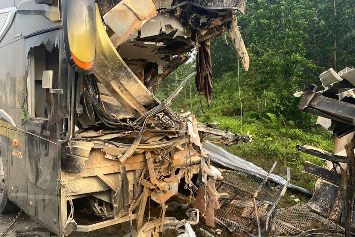 Bus Tabrak Tronton di Tol Pekanbaru-Dumai, 1 Penumpang Tewas Sehari ...