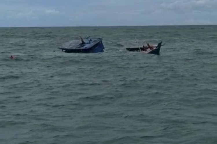 Kapal Pembawa Sembako Tenggelam di Perairan Karimun Kapal Pembawa Sembako Tenggelam di Perairan Karimun