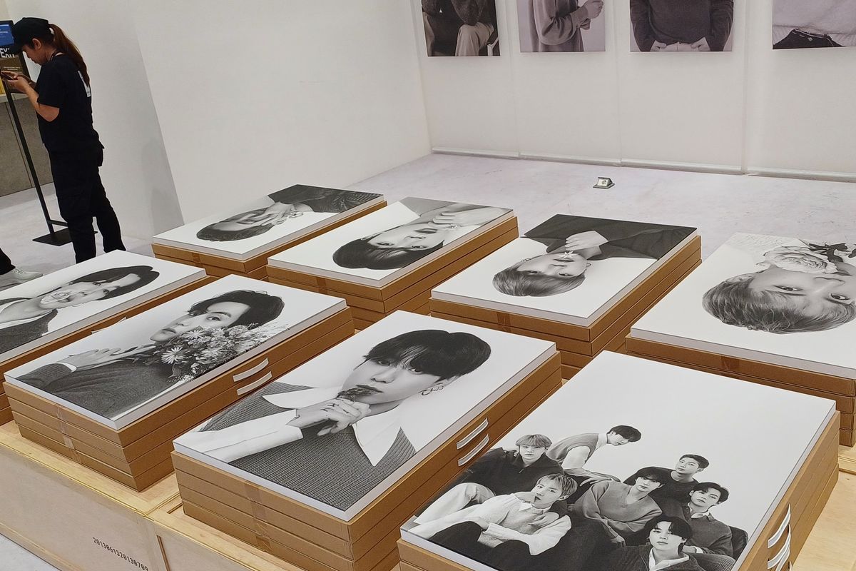 Daftar Merchandise Gratis dan yang Dijual di BTS Pop-up: Monochrome Jakarta