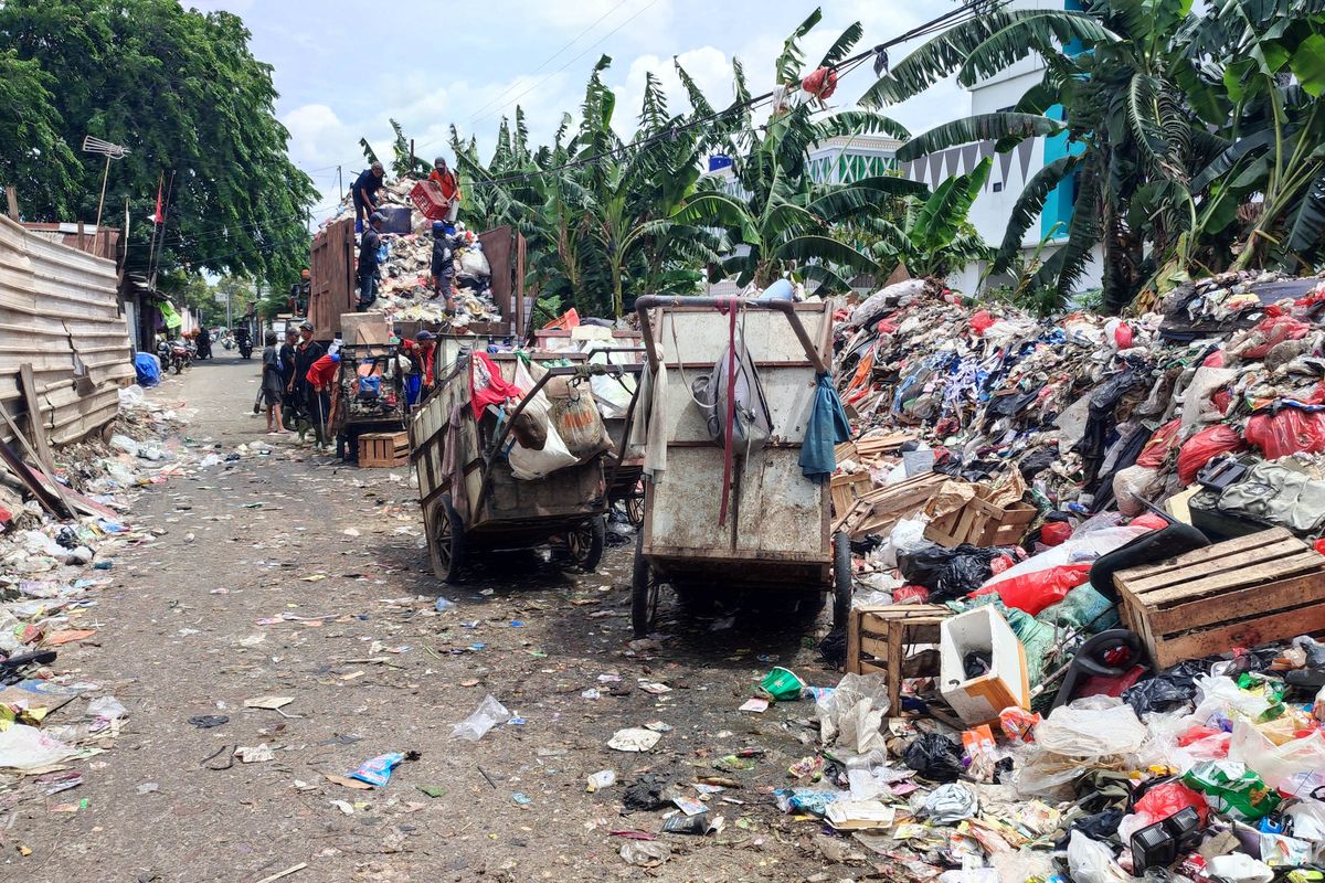 Sudin LH Jaktim Kerahkan Alat Berat Angkut Sampah Menumpuk di Penggilingan