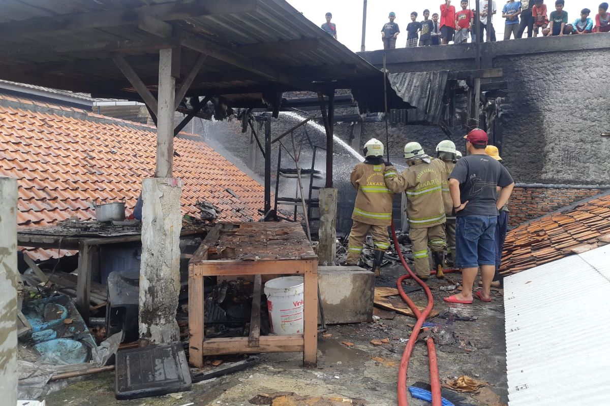 Bangunan Tempat Tinggal Terbakar di Cakung, Penyebab Kebakaran Masih Diselidiki