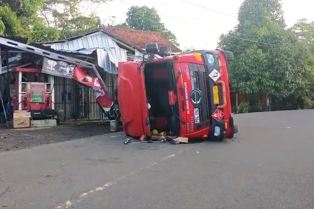 Truk BBM Terguling dan Hantam Bengkel di Jalur Pansela Cianjur