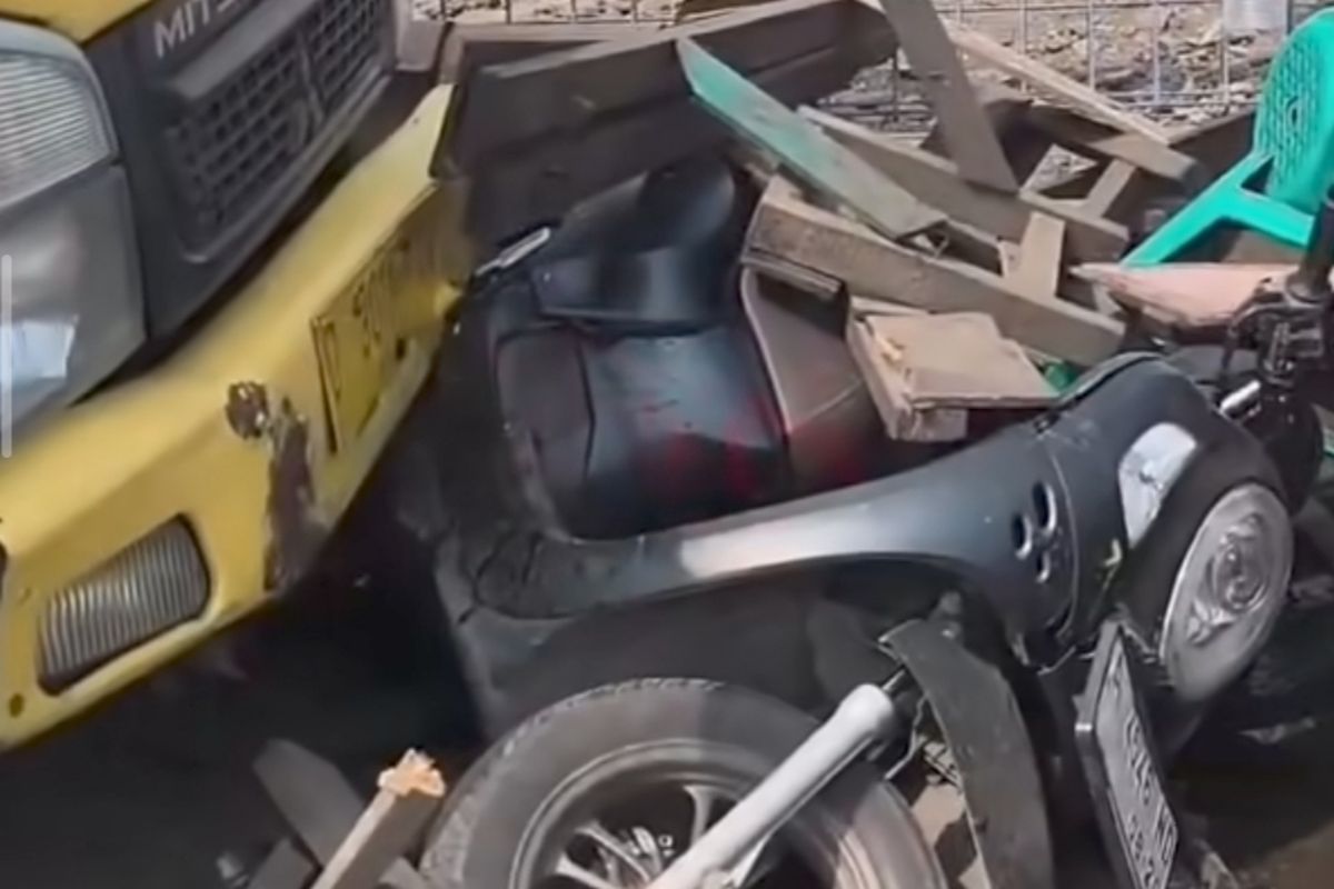 Truk Boks Tabrak 3 Motor dan Gerobak Pedagang di Bekasi, Diduga Sopir ...