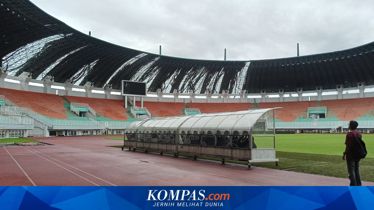 Perbaikan Stadion Pakansari Cibinong yang Rusak Disapu Angin Kencang ...
