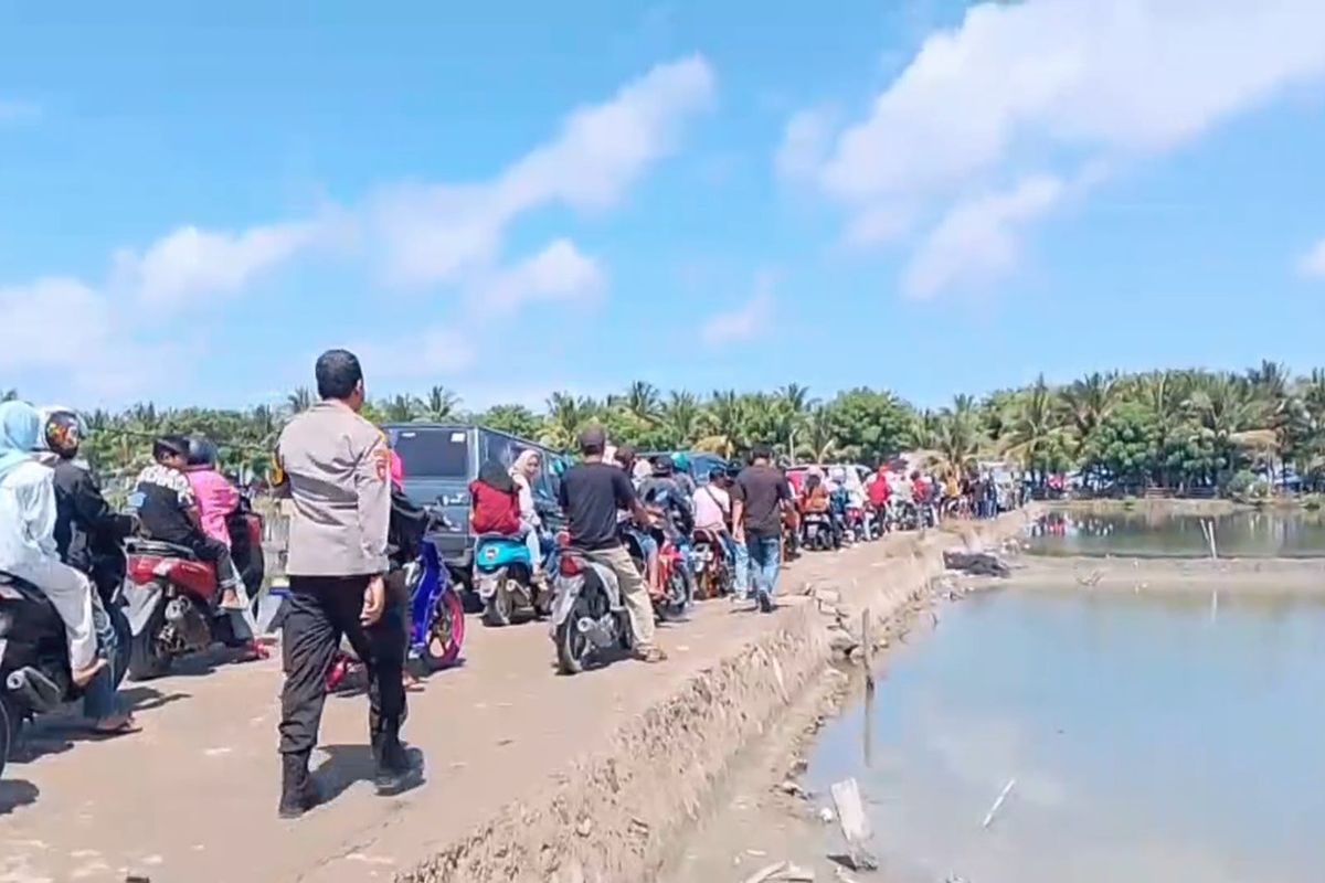 Wisatawan Padati Pantai Ba’batoa Polewali Mandar saat Libur Idul Adha, Macet Sampai 2 Km