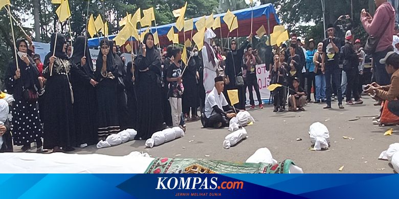 Puluhan Replika Pocong dan Bendera Kuning Penuhi Halaman Pemkot Tangerang