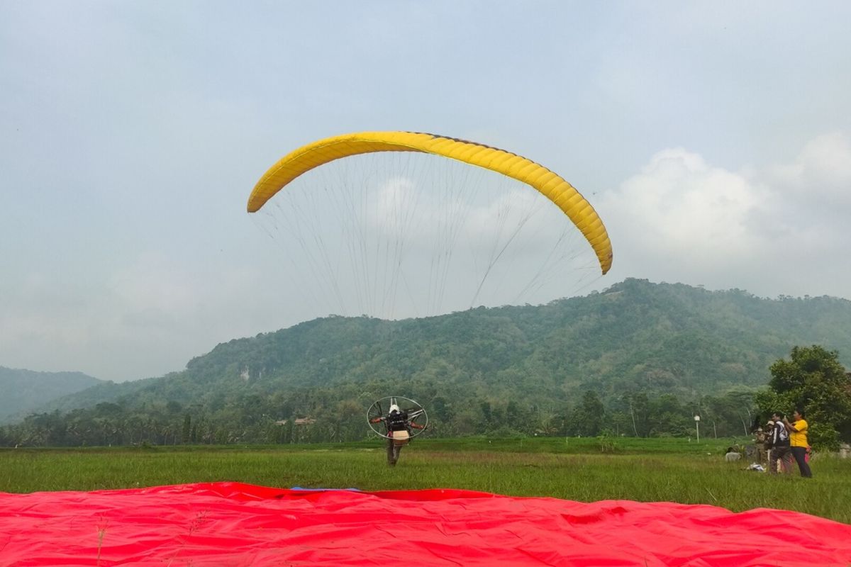 Wisata Tandem Paralayang dari Bukit Menoreh Kulon Progo Ditargetkan ...