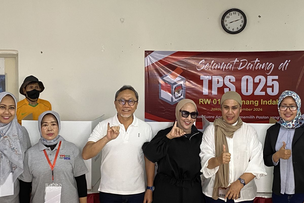 “Nyoblos” Bareng Istri di TPS 25 Cipinang Muara, Zulhas Rahasiakan Pilihannya