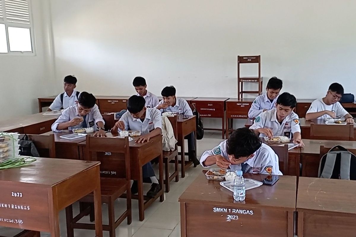 Hari Pertama Makan Bergizi Gratis di Mamuju, Pelajar Senang Bisa Berhemat